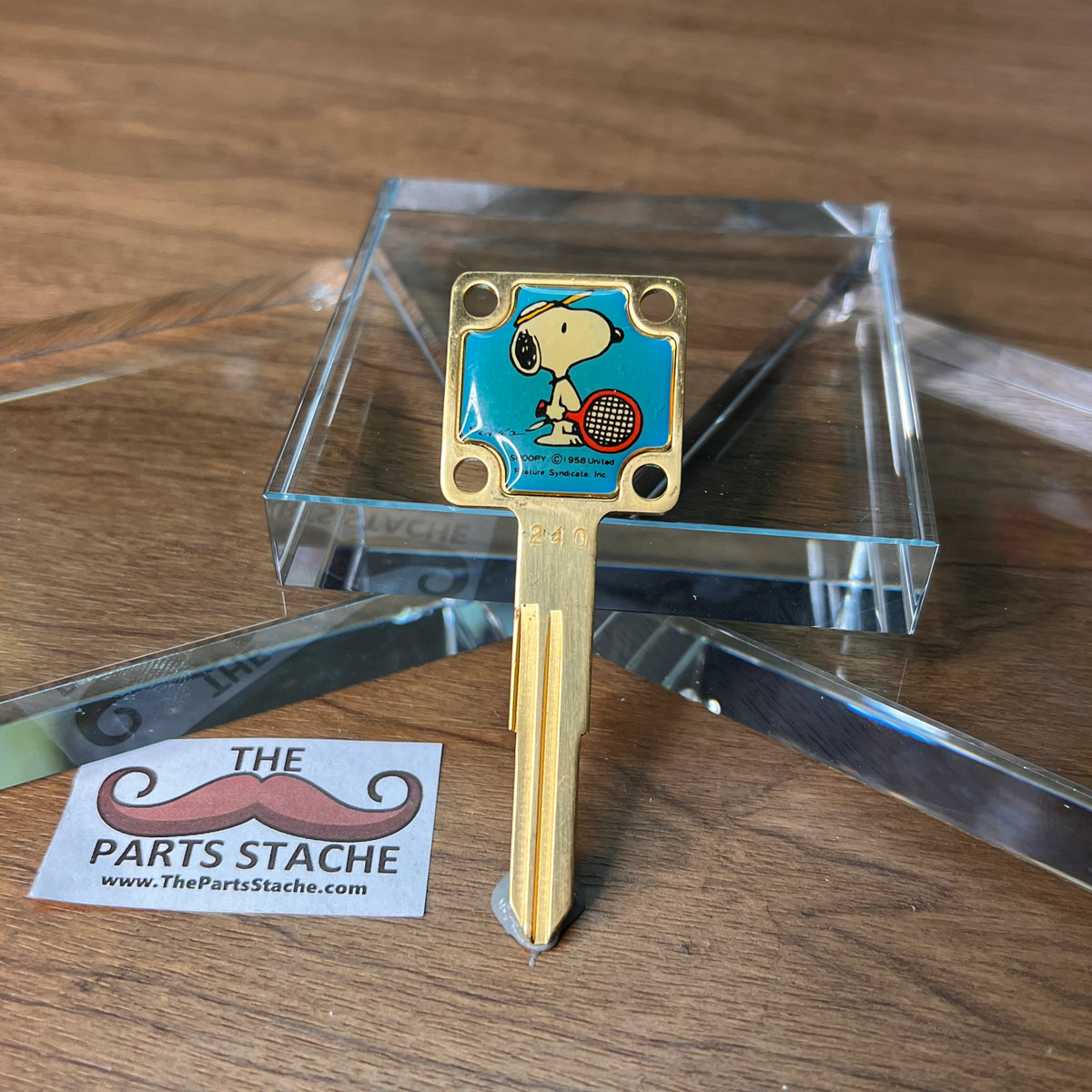 M240 Royal Clover Peanuts Snoopy Tennis Key (Gold) – The Parts Stache