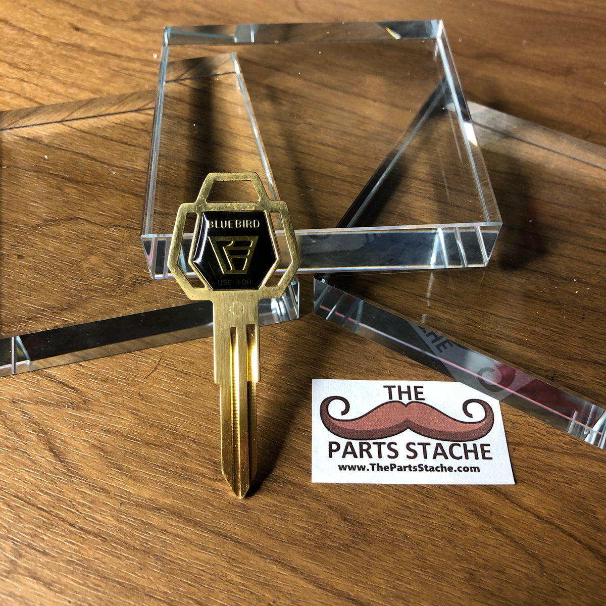 M290 Royal Clover Nissan BLUEBIRD Logo Key (Gold) – The Parts Stache